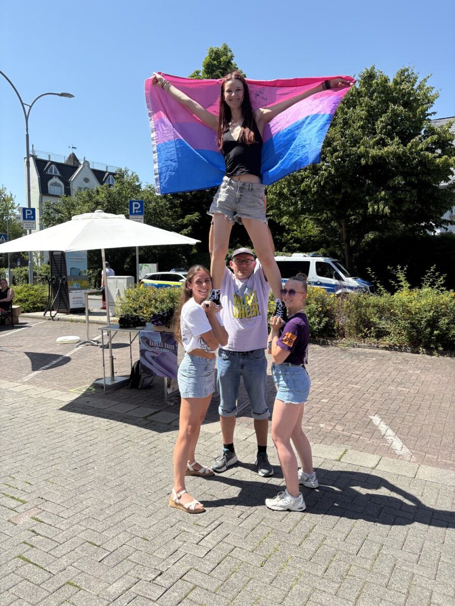 GalaxyCheer Gießen zeigt Präsenz beim Christopher Street Day in Wetzlar ...